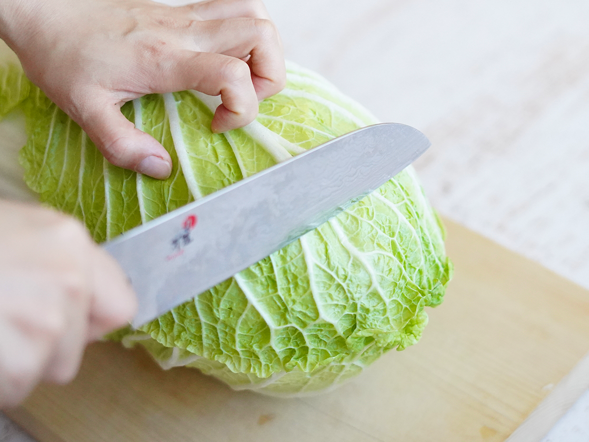 白菜を丸ごと切る方法。手で割く・剥く方法も簡単でおすすめ - Fily〔フィリー〕